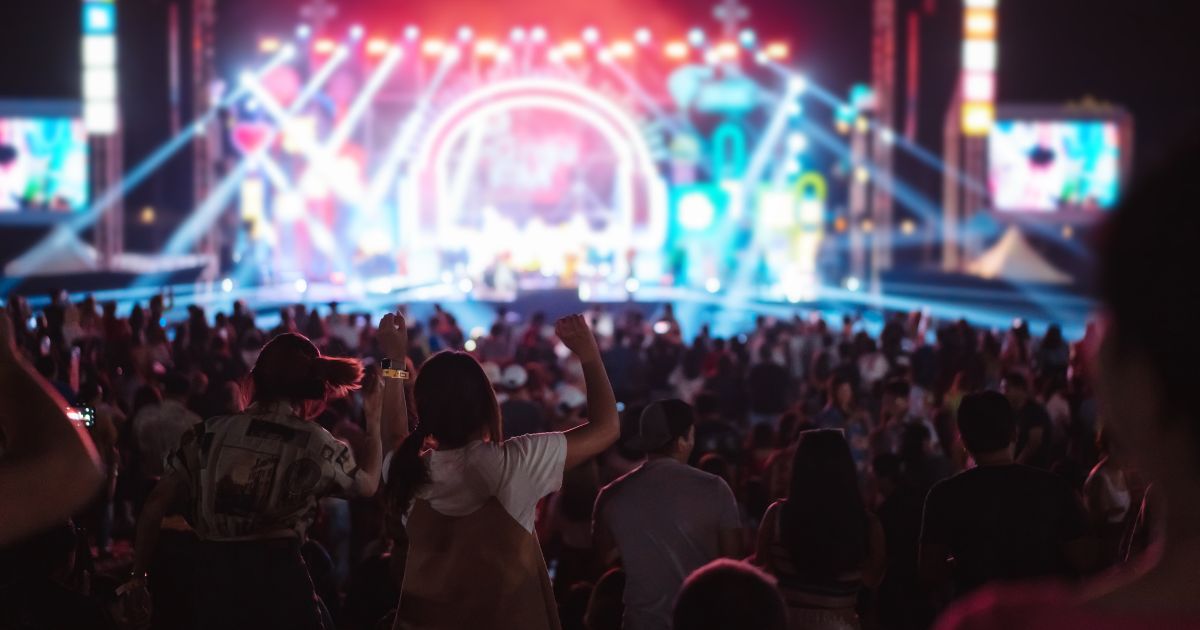 How to Dance at a Rave: The Ultimate Guide - Rave Harmony